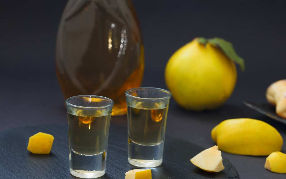 Rakija od dunje – ljekovita kapljica domaće tradicije