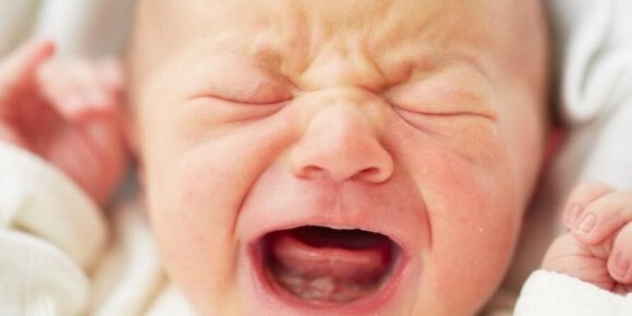 kako pomoći bebama koje imaju grčeve prirodnim putem